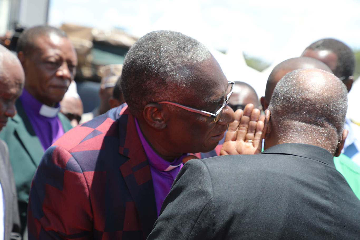 Rais Magufuli amnunulia Askofu Shoo viatu - Timesmajira