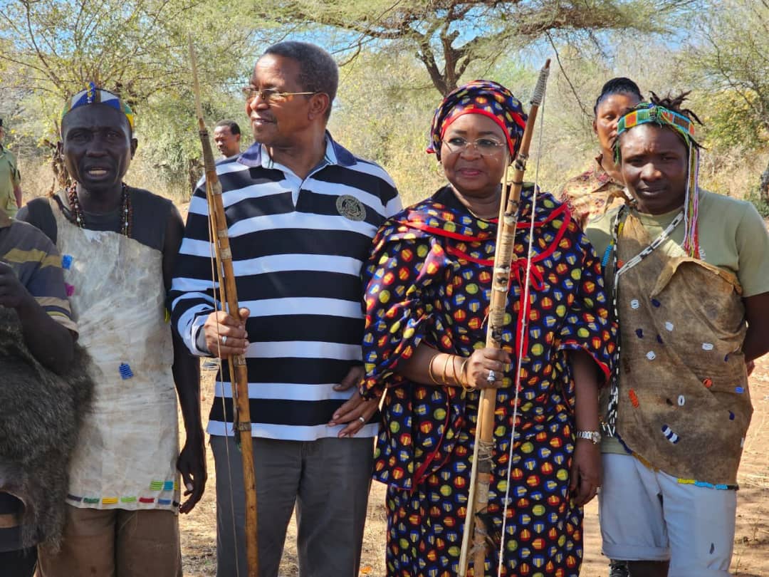 Dkt. Kikwete, mkewe wawatembelea Wahadzabe - Timesmajira