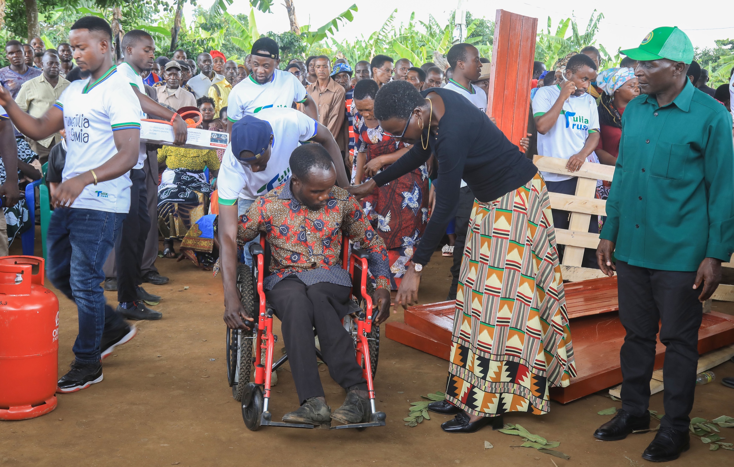 Dk Tulia aifuta machozi familia yenye mlemavu wa viungo Rungwe ...