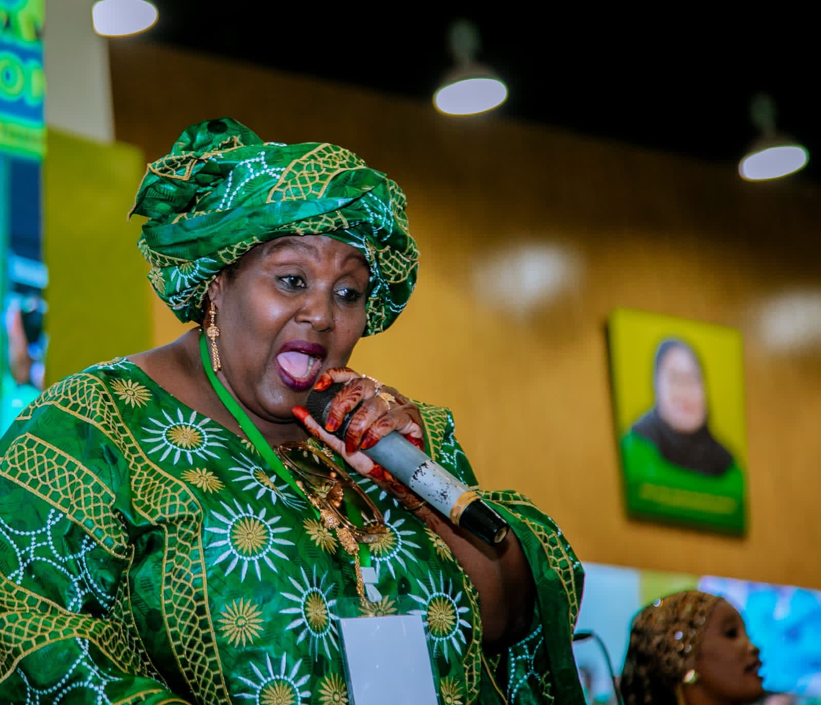 Wajumbe wa Mkutano Mkuu wa CCM wakiburudika kusubiri Uzinduzi Ilani ya ...
